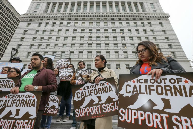 ICE reclama a gobernador de California por firmar la ley SB54