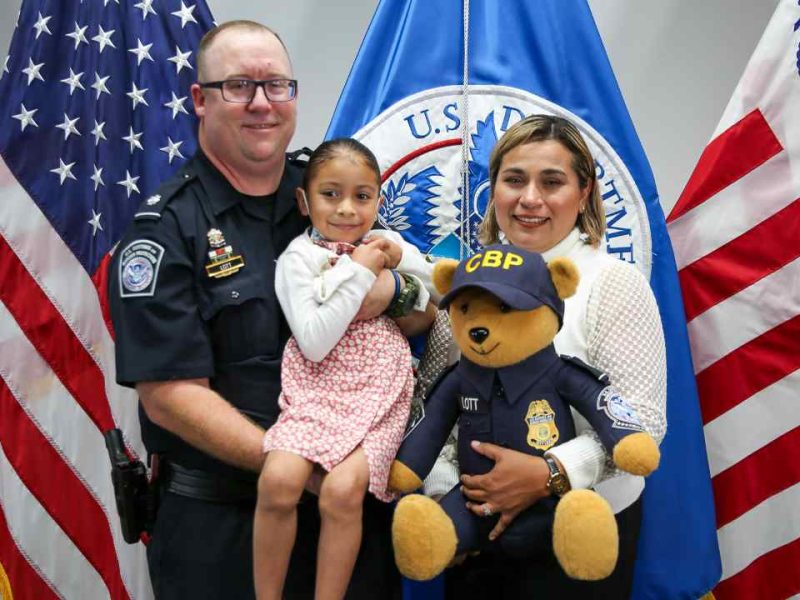 Oficial de CBP ayudó a niña al nacer en la frontera; se reúne con ella
