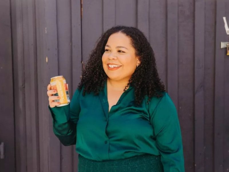 Kayla Castañeda, la latina que vender Agua Bonita en envase