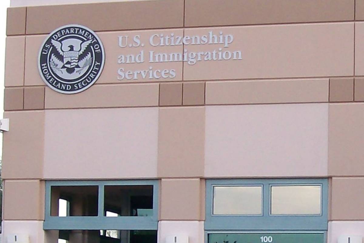 ¿Qué significa que haya agentes de USCIS armados en octubre?